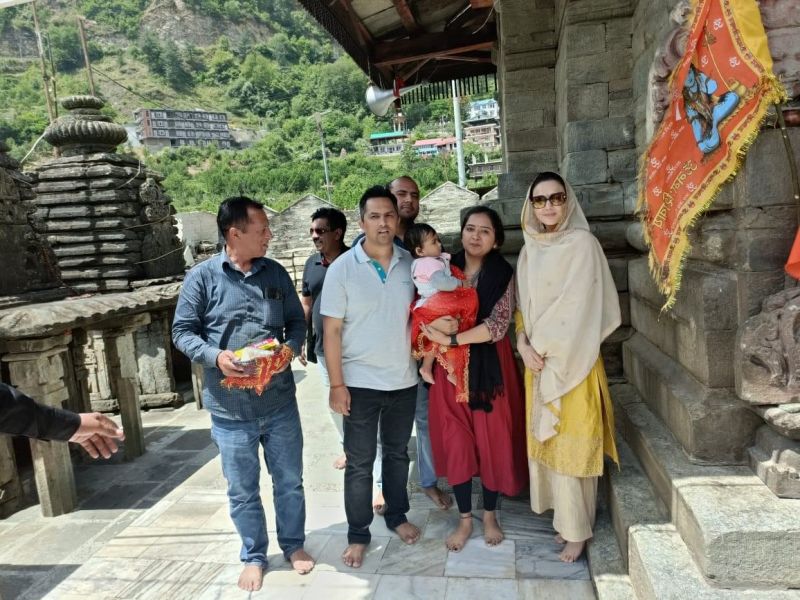 Preity Zinta & Hubby Gene Goodenough Pays Obeisance at Hatkoti temple in HP during IPL